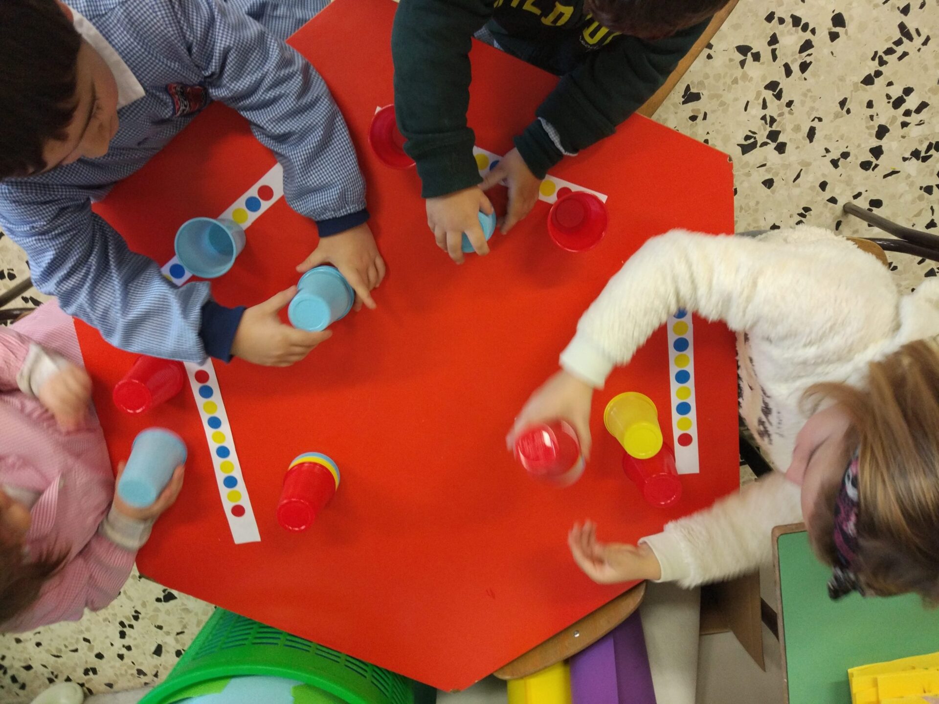 Coding infanzia: il gioco dei bicchieri colorati